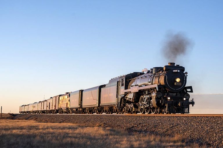 CP 2816: Empress Returns - Railfan & Railroad Magazine
